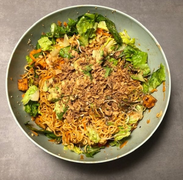 Rezept: Warmer Asia-Salat - fernöstliche Frische mit leckeren Nudeln